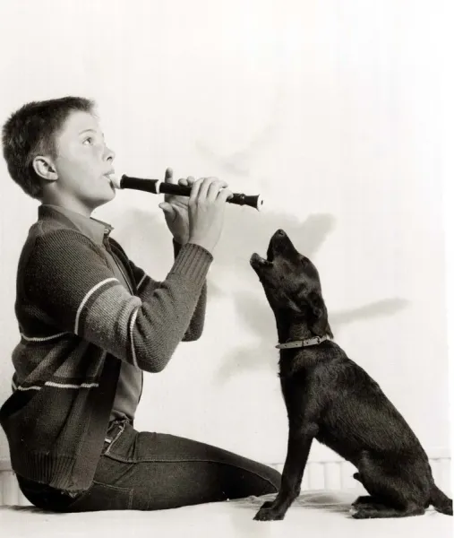 Amber the mongrel dog sings along with owner Wayne Smiths