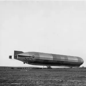 British rigid airship No. 9 in flight, WW1 Our beautiful Wall Art and ...