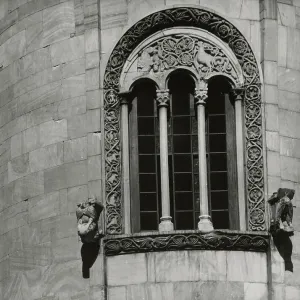 Sculptures, reliefs, and carvings (Medieval Architecture)